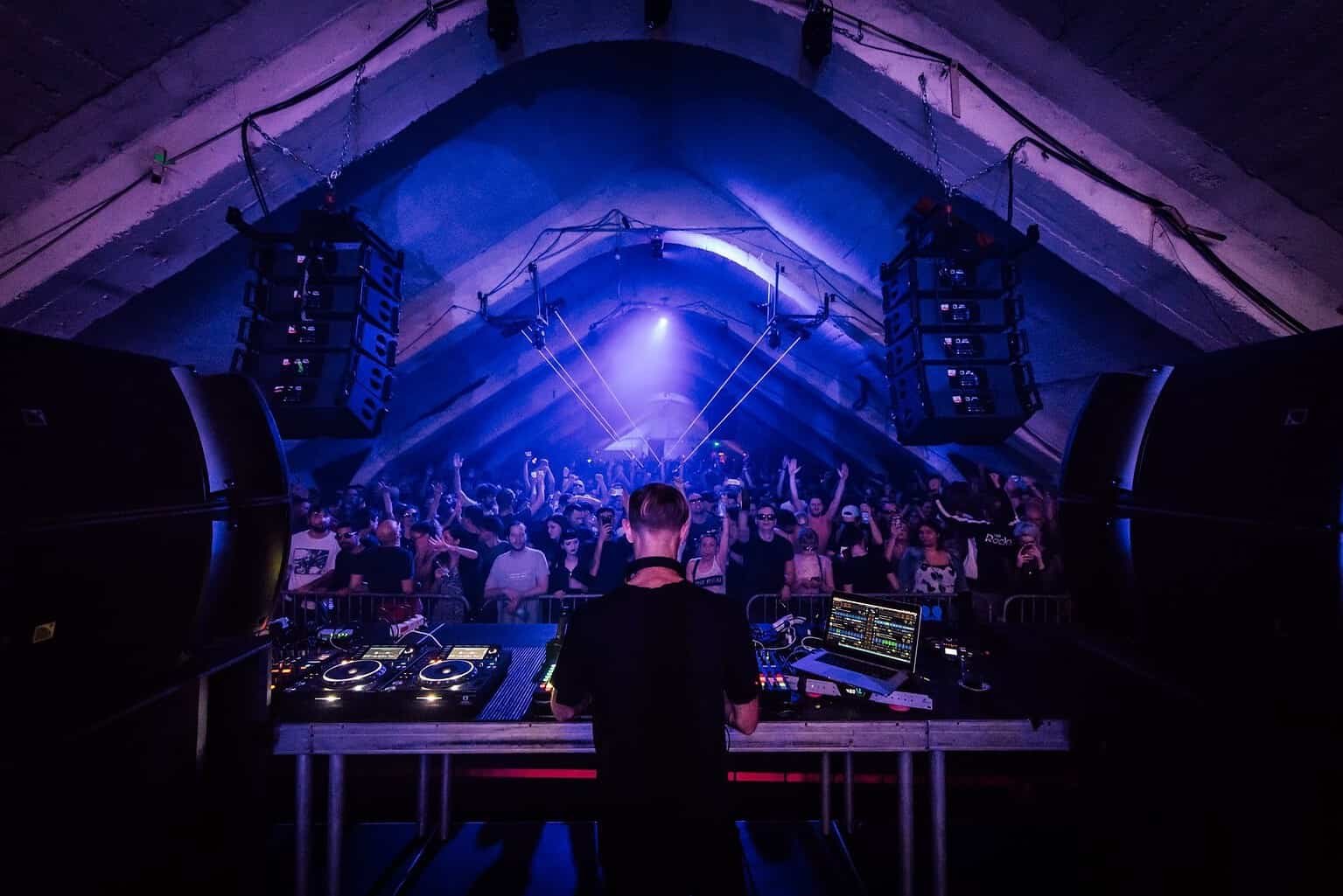 Top 5 Techno Clubs in Serbia - Techno Airlines