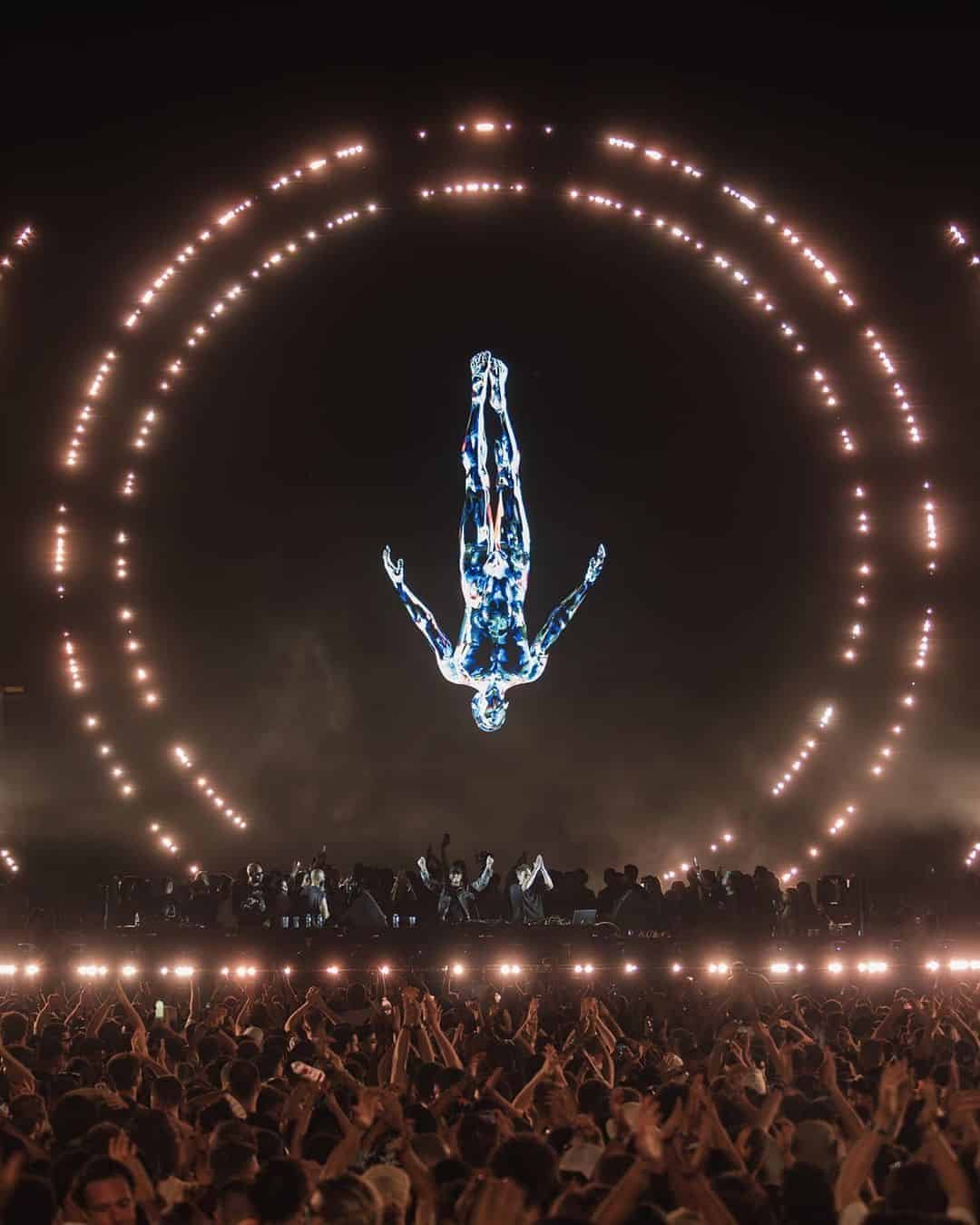 Sonic Illusion: Techno's Holo-Screen Show - Techno Airlines