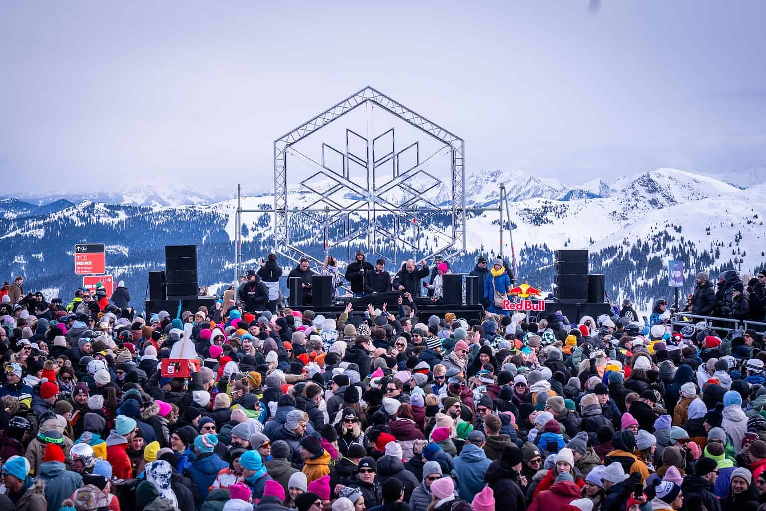 Rave On Snow (Salzburg, Austria) 2025 – Techno Airlines